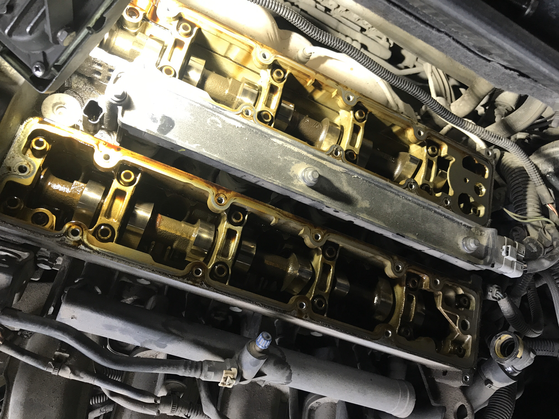 Клапанные крышки — Citroen C5 (2G), 2 л, 2010 года | визит на сервис ...