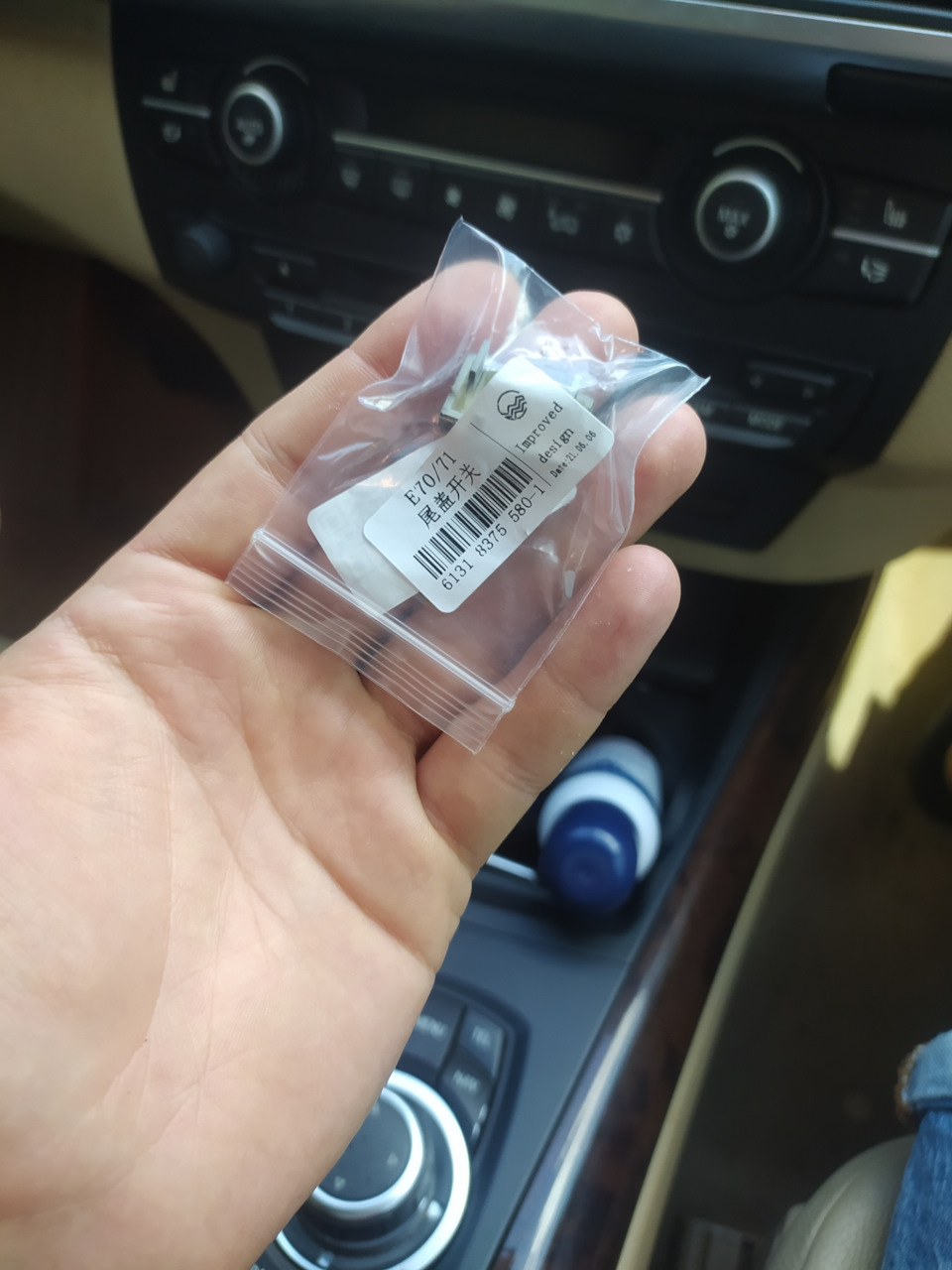 Замена кнопки открытия багажника — BMW X5 (E70), 3 л, 2009 года ...