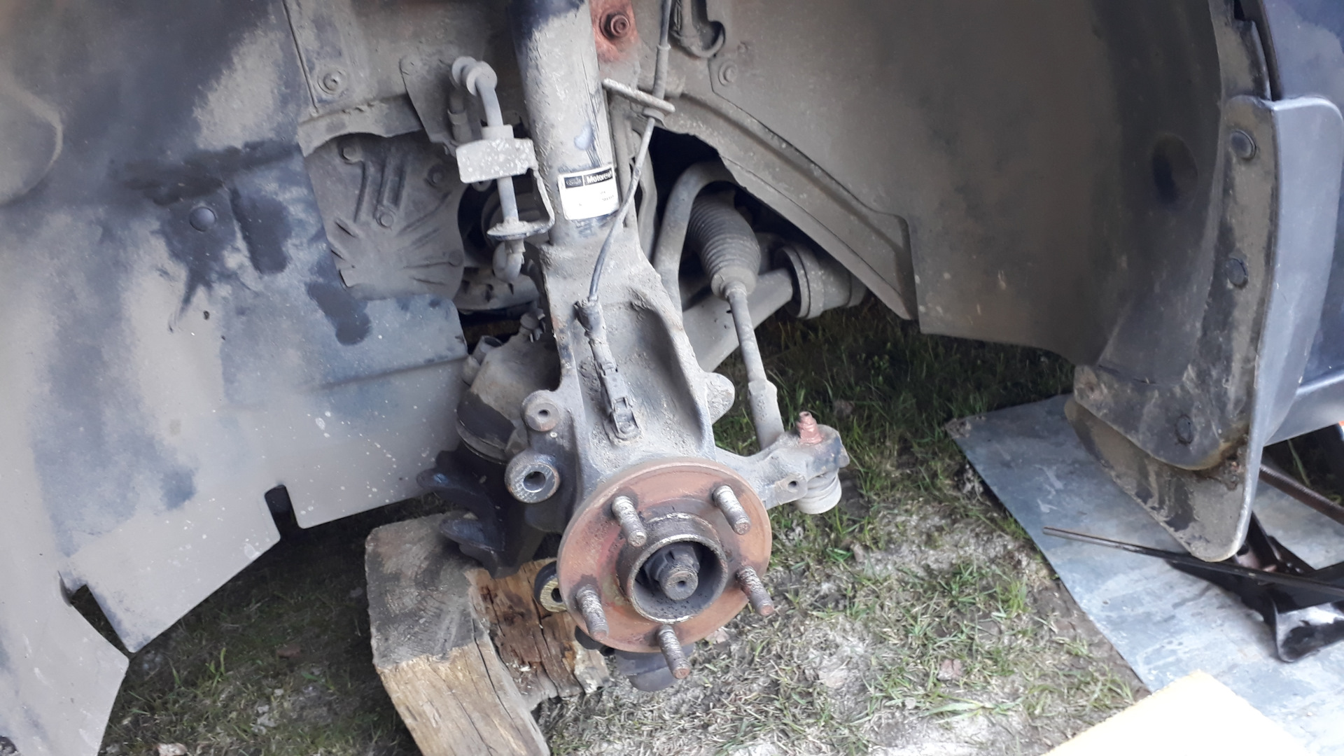 Замена передних тормозных дисков. — Ford Focus Sedan III, 1,6 л, 2013 ...