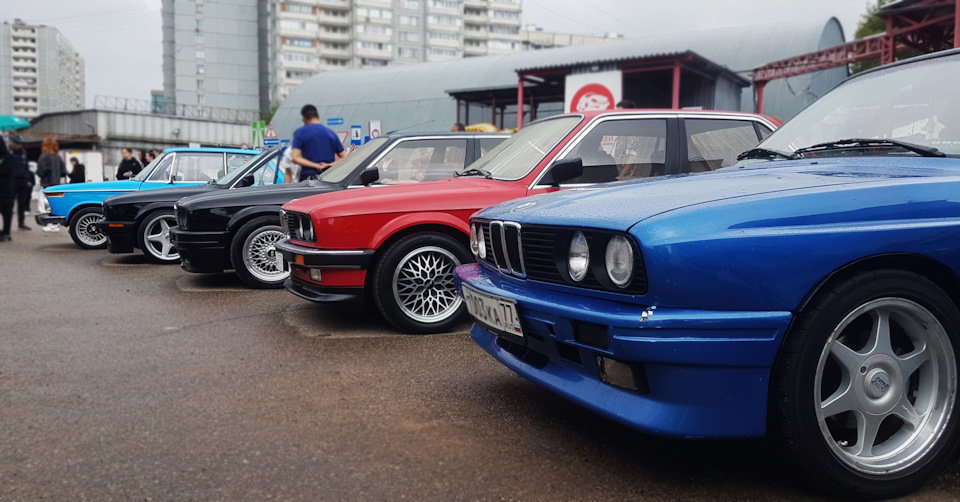 Собрание БМВ у музея "Автомобили Мира" 13.08. — BMW 3 series (E30), 1,8 ...
