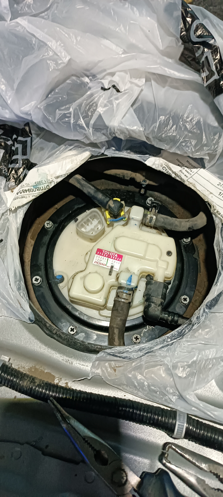 Замена топливного фильтра. — Toyota Estima (III), 2,4 л, 2009 года ...