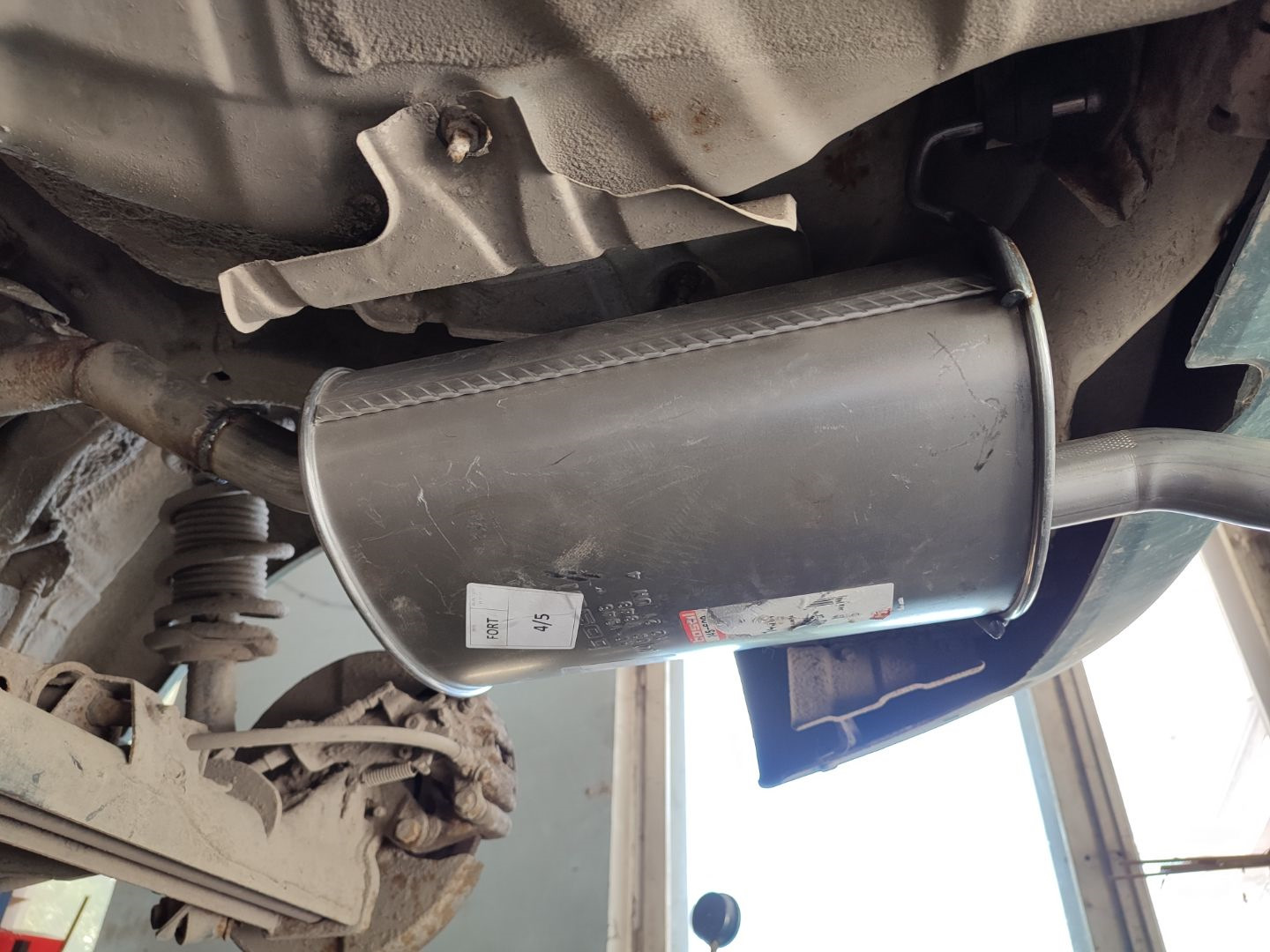 Ремонт выхлопной системы на автомобиле Nissan Almera 2001 года, г ...