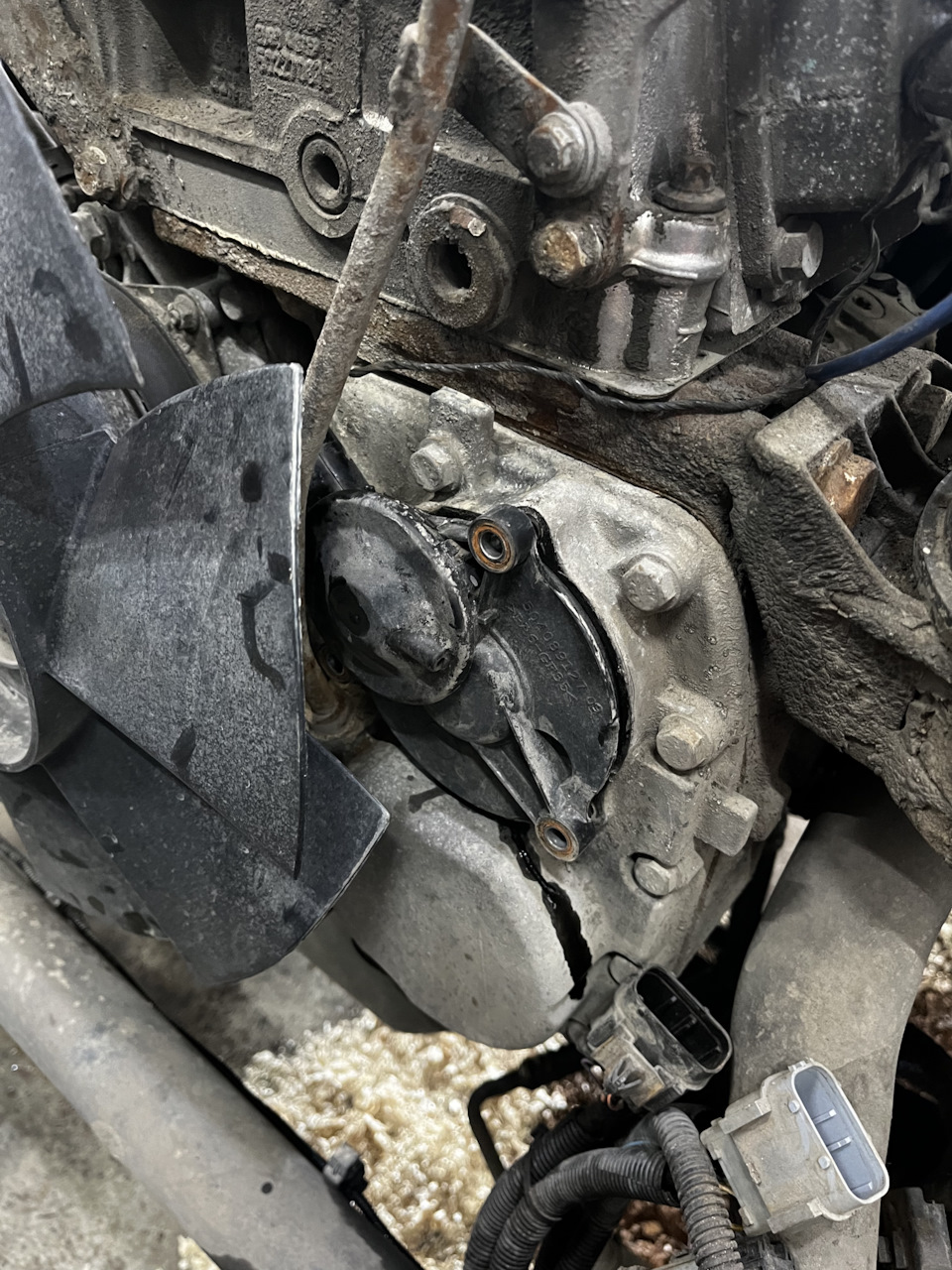 Замена сальника и фильтра картерных газов — Iveco Daily (4G), 3 л, 2010 ...