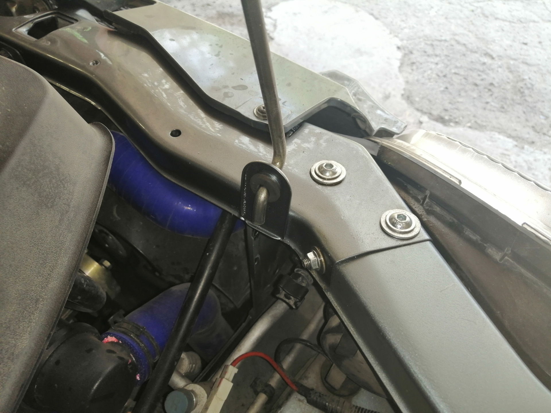 Поперечина рамки радиатора .часть 2 — Chevrolet Niva, 1,7 л, 2015 года ...