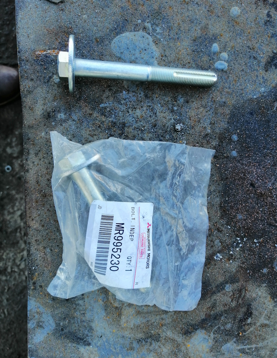 MR995230 БОЛТ РЫЧАГА ЗАДНЕЙ ПОДВЕСКИ Mitsubishi | Запчасти на DRIVE2