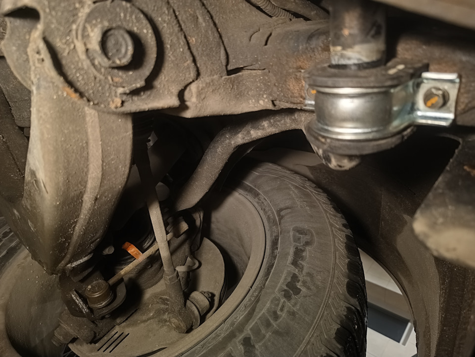 132. Замена тяг и втулок переднего стабилизатора — Chevrolet ...