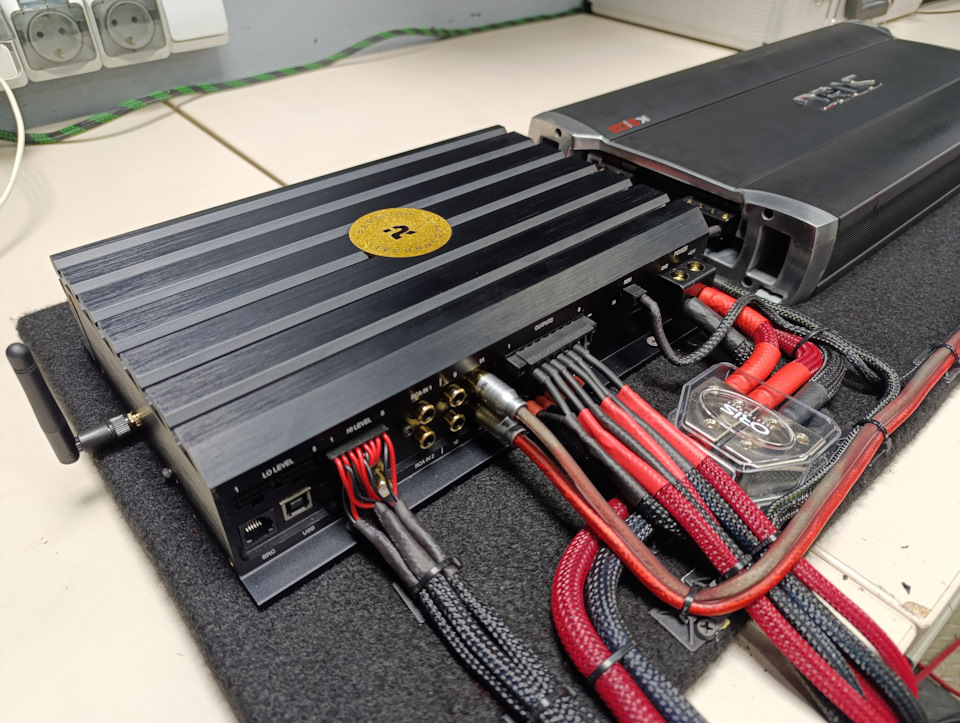 Установка процессорного усилителя Resolut X8-DSP в Geely Monjaro ...