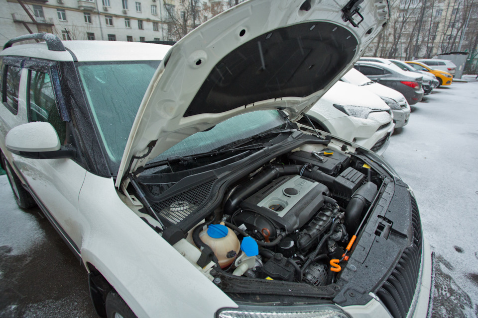 Стояка нет, но он стоит:)) Упор капота в Шкоду Йети. — Skoda Yeti, 1,8 ...