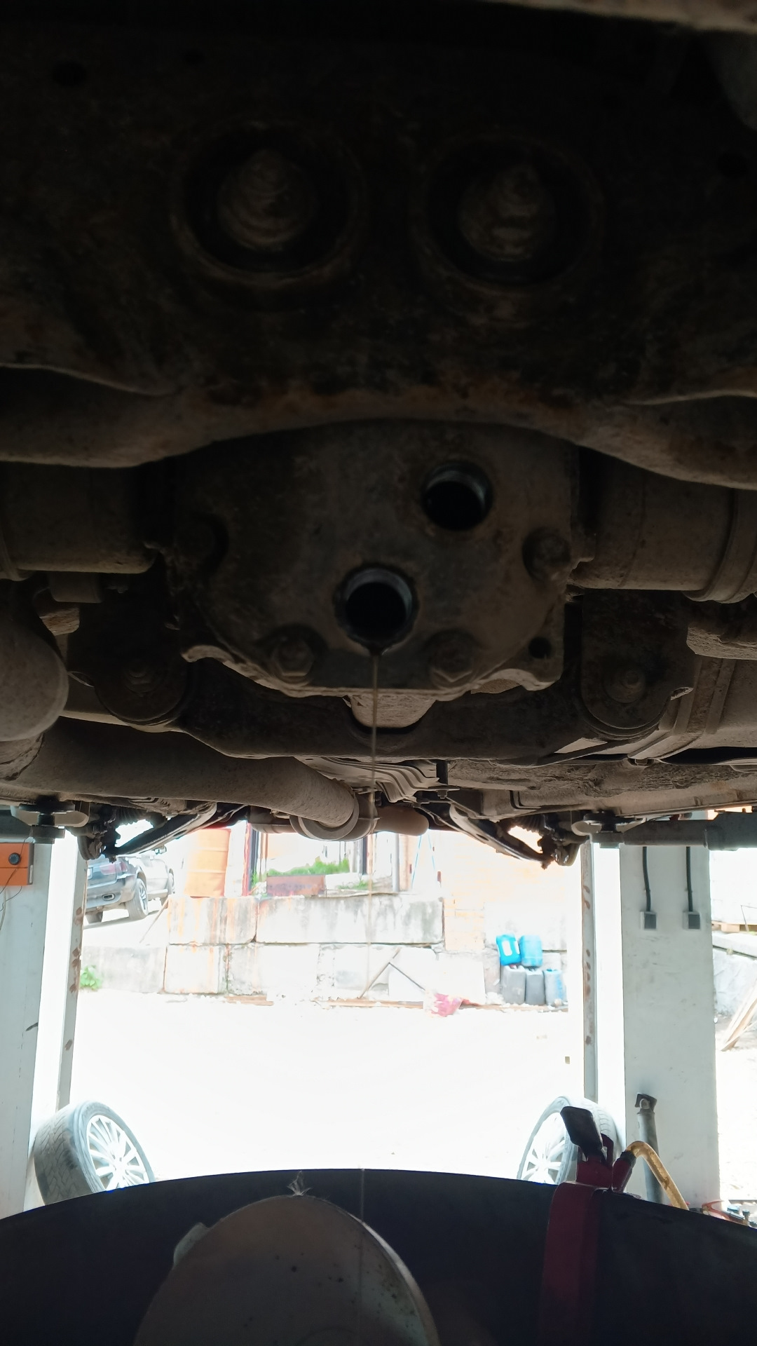 Замена масла в переднем и заднем редукторе — Subaru Legacy Outback (BE ...