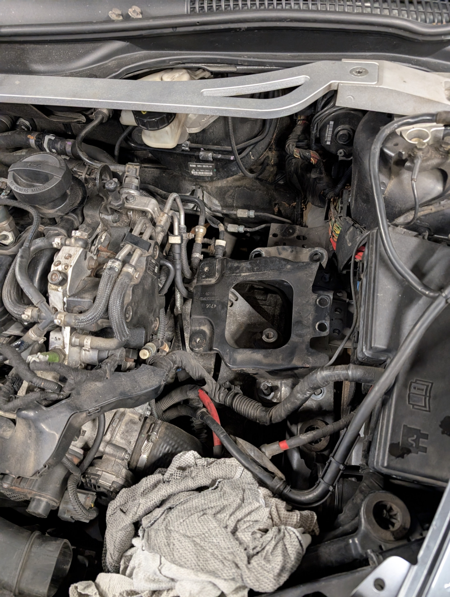 Замена подушек крепления двигателя — Volvo C30, 2,4 л, 2008 года ...