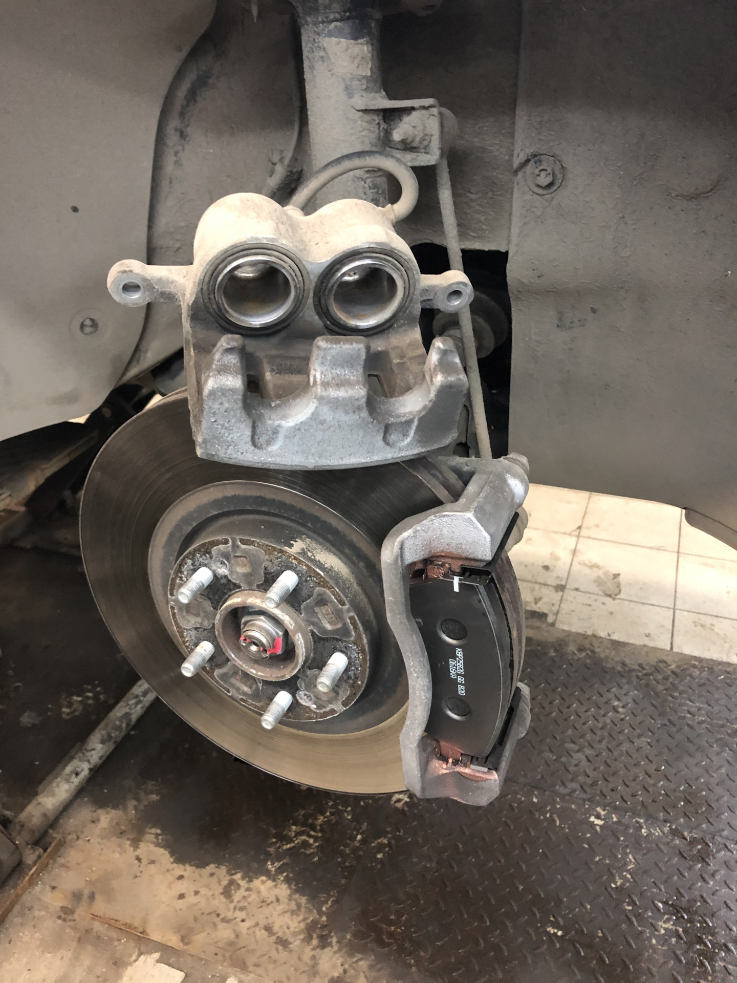 Замена колодок, перед — Hyundai Santa Fe (4G), 2,2 л, 2019 года | визит ...