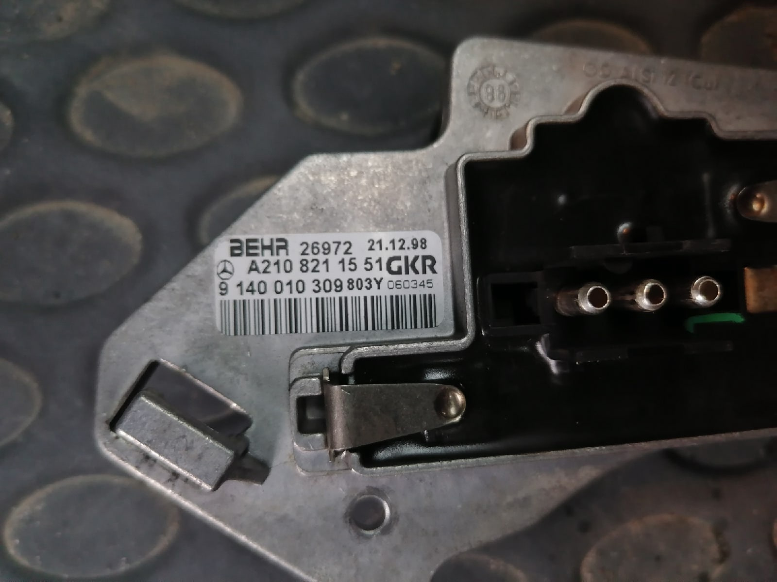 Замена регулятора вентилятора отопителя — Mercedes-Benz E-Class (W210 ...