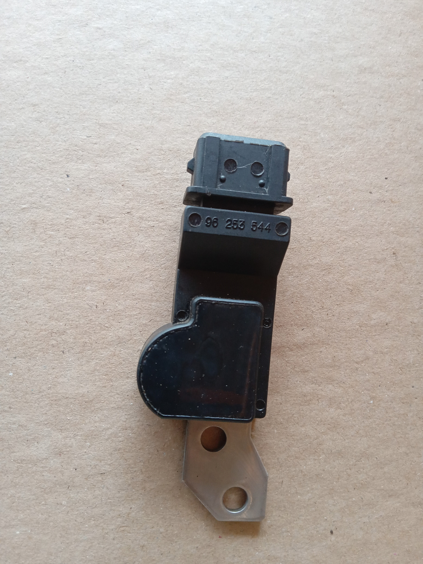 Camshaft position sensor damage — Chevrolet Tacuma, 1,6 л, 2004 года ...