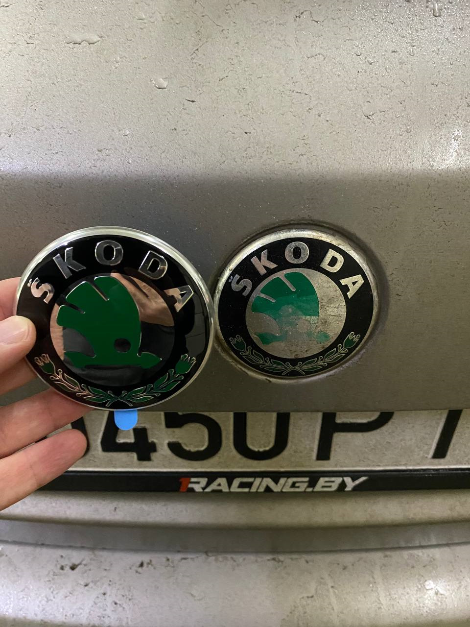 6. Замена фирменного логотипа спереди и сзади — Skoda Fabia Mk2, 1,4 л ...