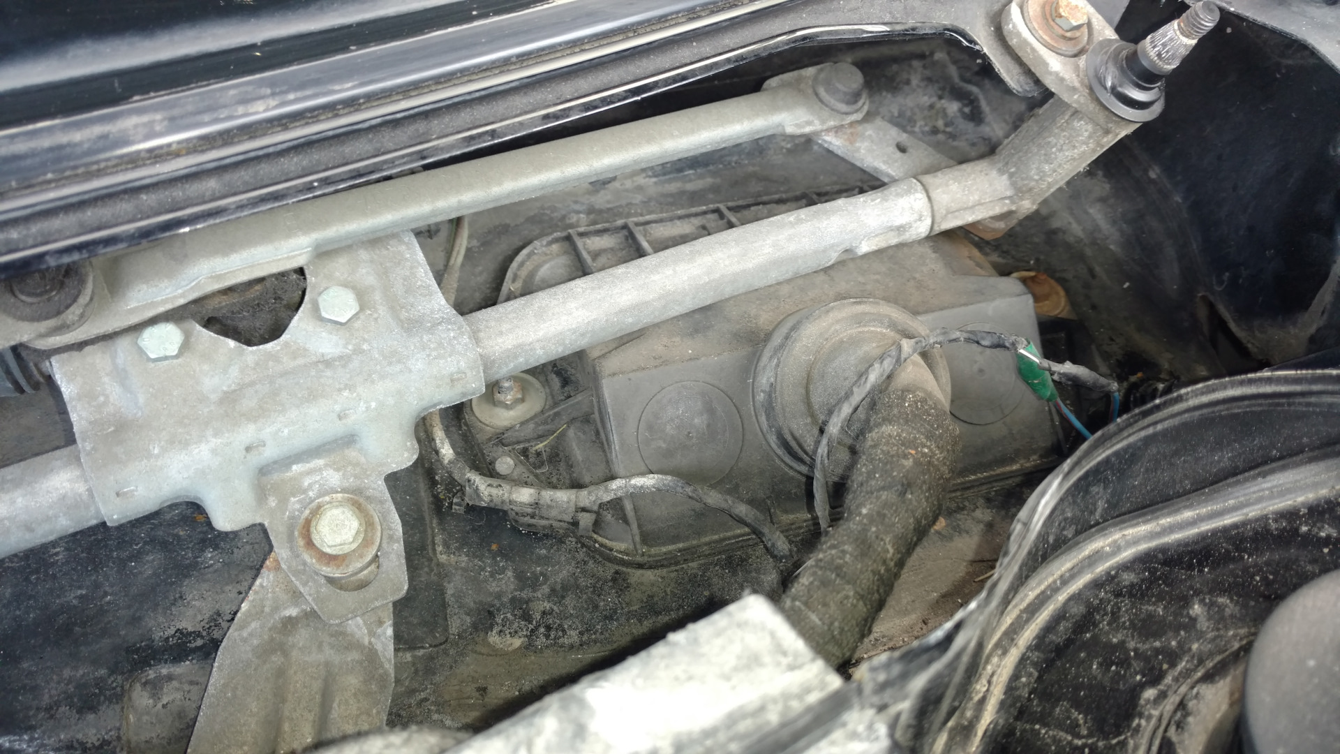 Вода под водительским ковриком — Volkswagen Golf Mk4, 1,8 л, 2003 года ...