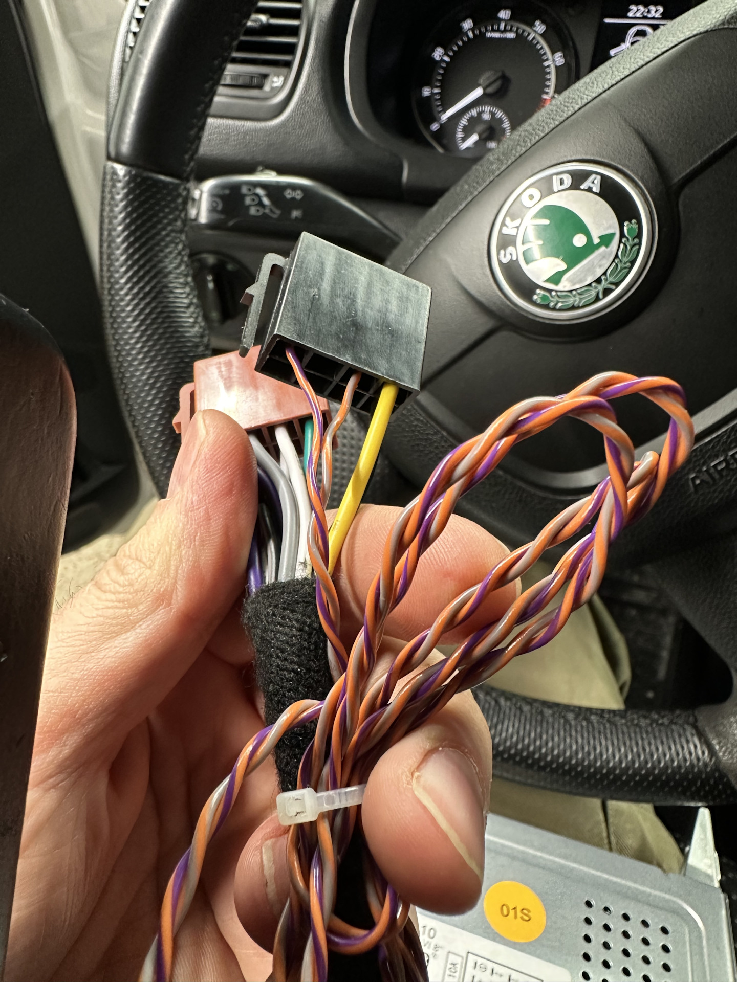 Установка циклопа ZVS909110 RCD 530 — Skoda Fabia RS Mk2, 1,4 л, 2012 ...