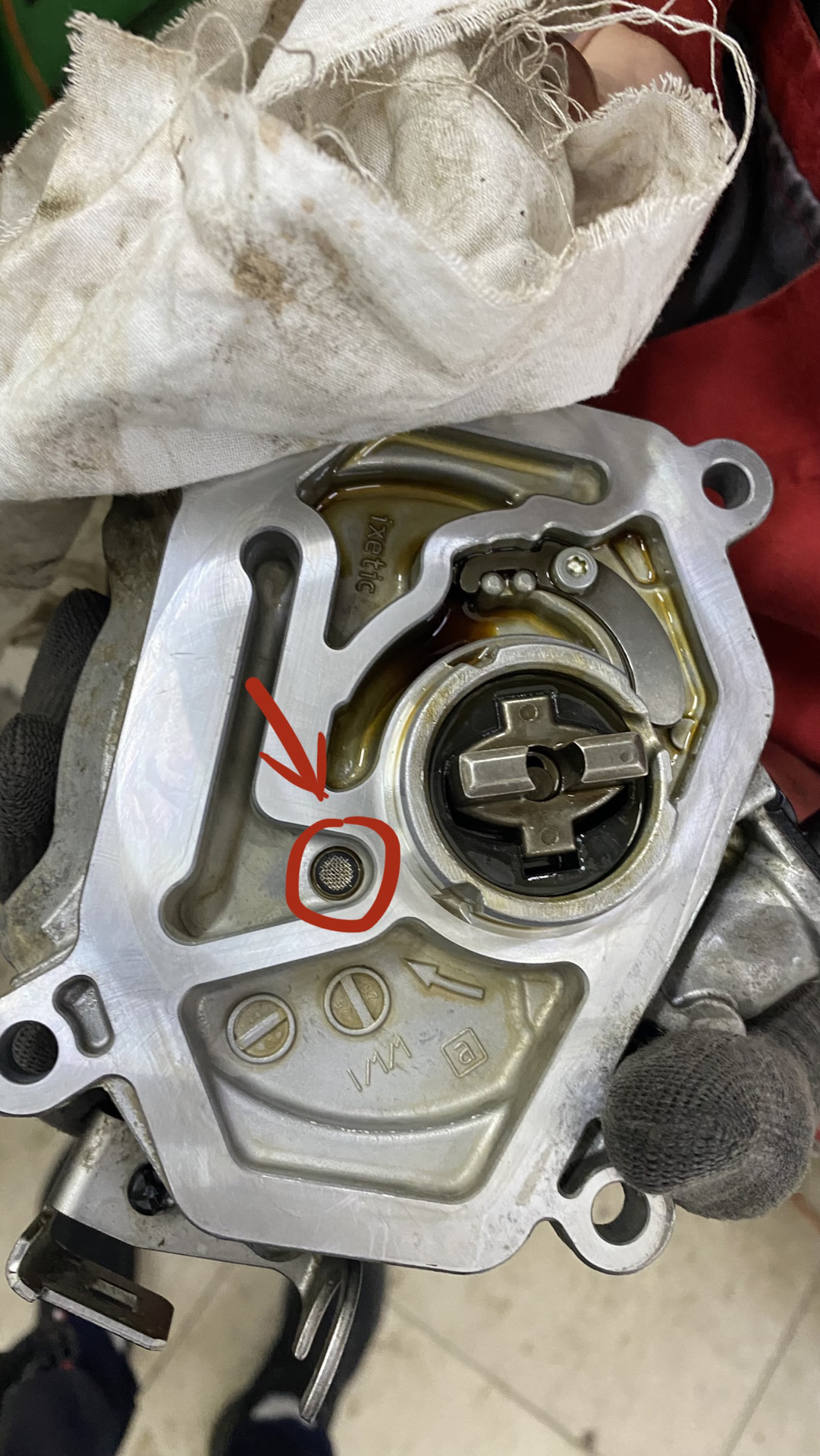 Замена прокладки вакумного насоса w205, A2700160080 — Mercedes-Benz C ...