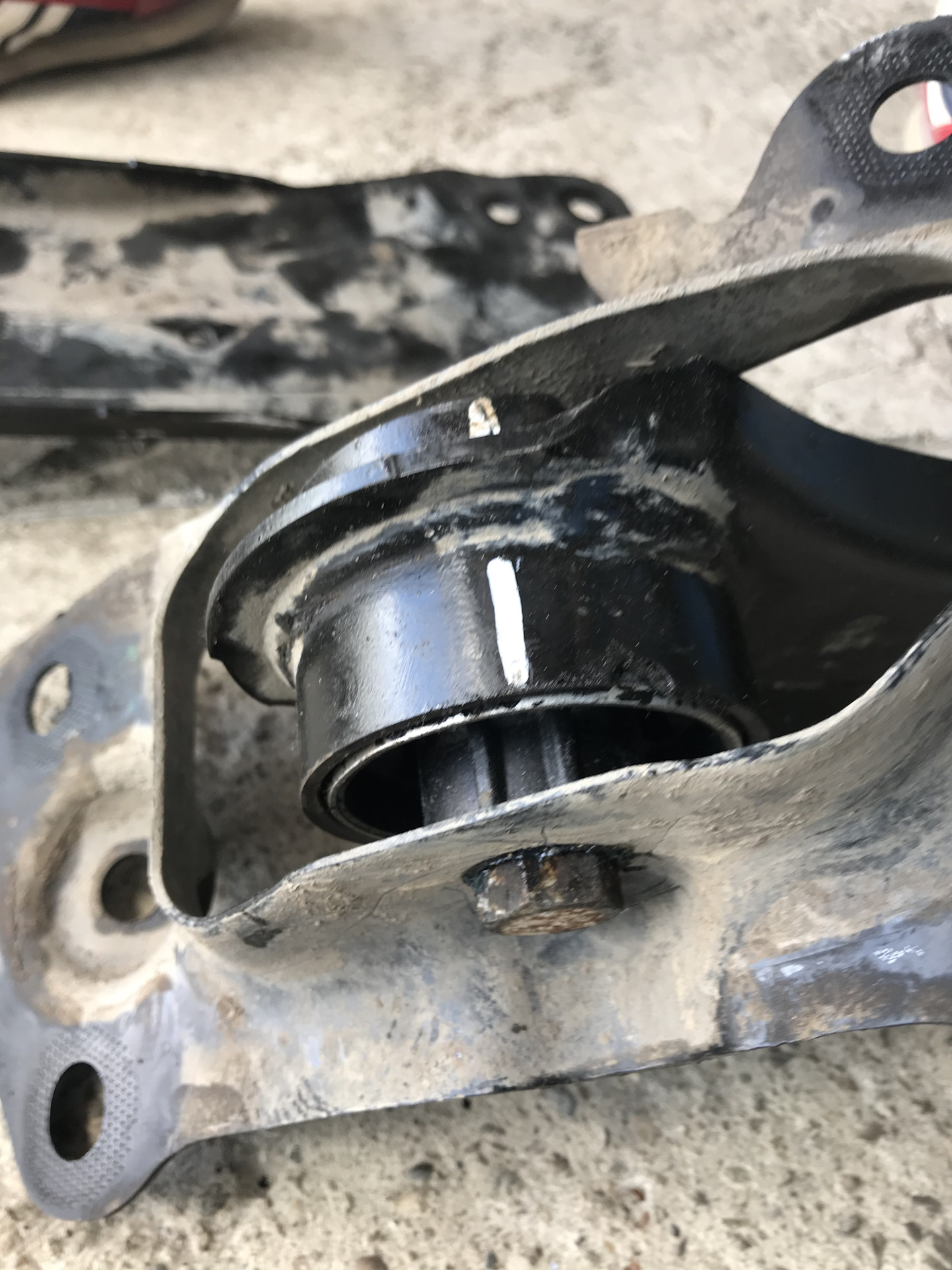 Замена сайлентблоков задних продольных рычагов — Volkswagen Tiguan (1G ...