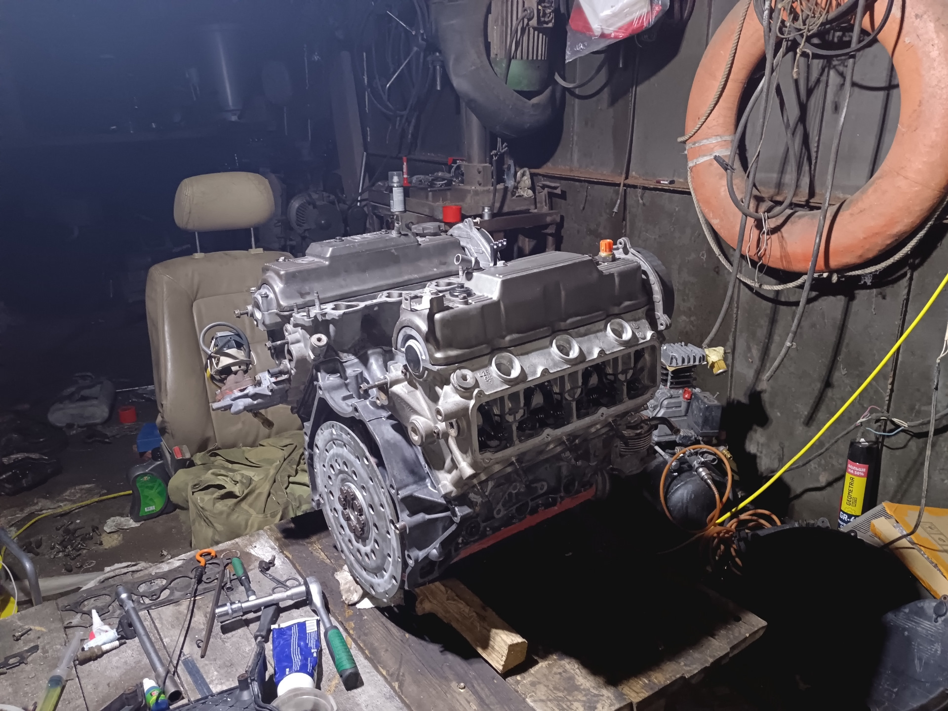 Кто знает какой зазор должен быть на выпускных клапанах двигатель C27a1 ...