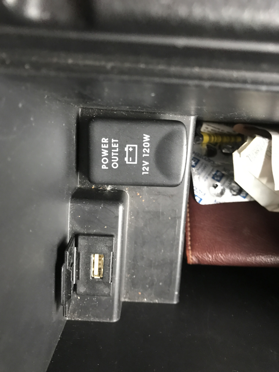 Установка usb на второй ряд — Mitsubishi Outlander (3G), 2 л, 2013 года ...