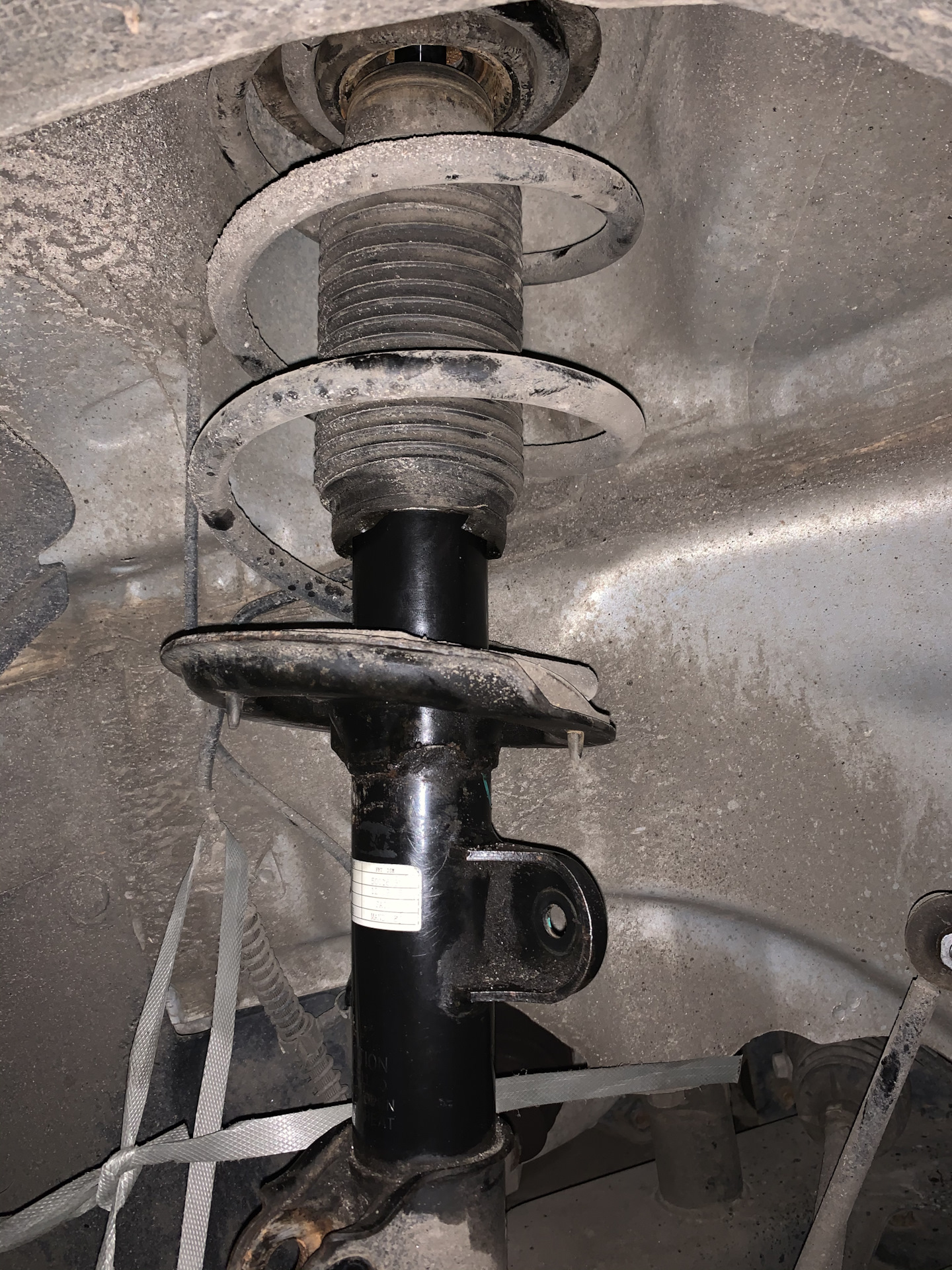 Потек амортизатор передний — MG 350, 1,5 л, 2012 года | визит на сервис ...