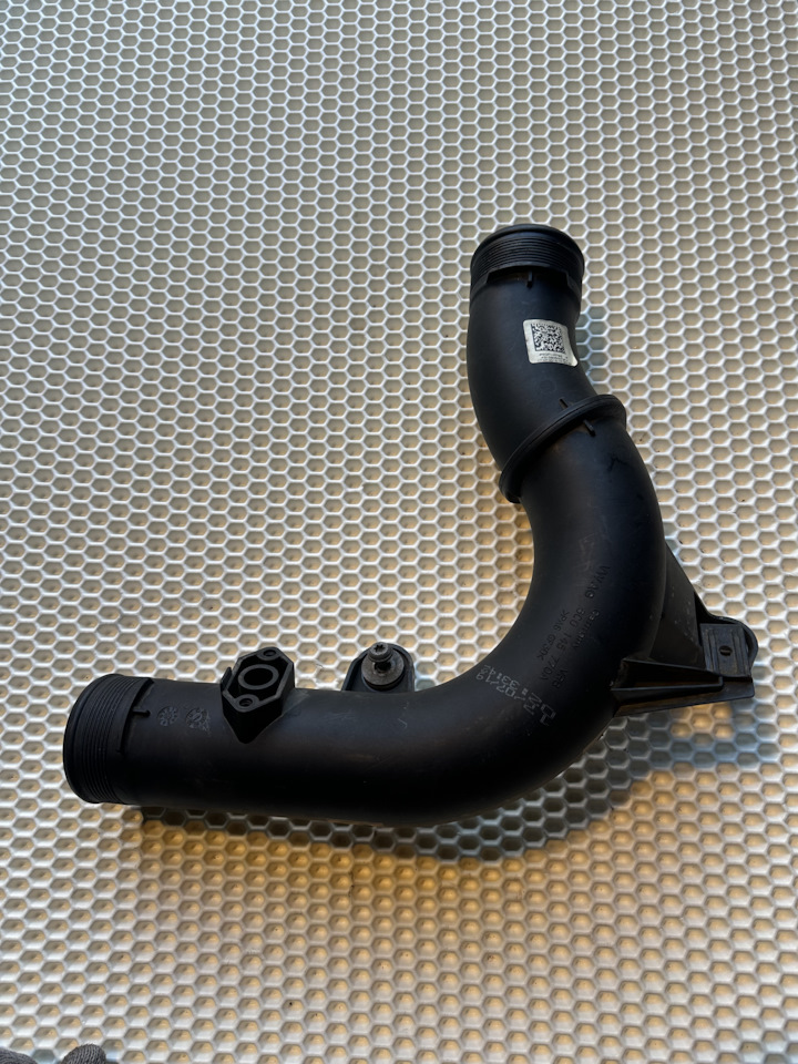 Патрубок интеркулера VAG 6C0145770A, Tiguan, Audi Q3 на Audi Q3 (2G ...