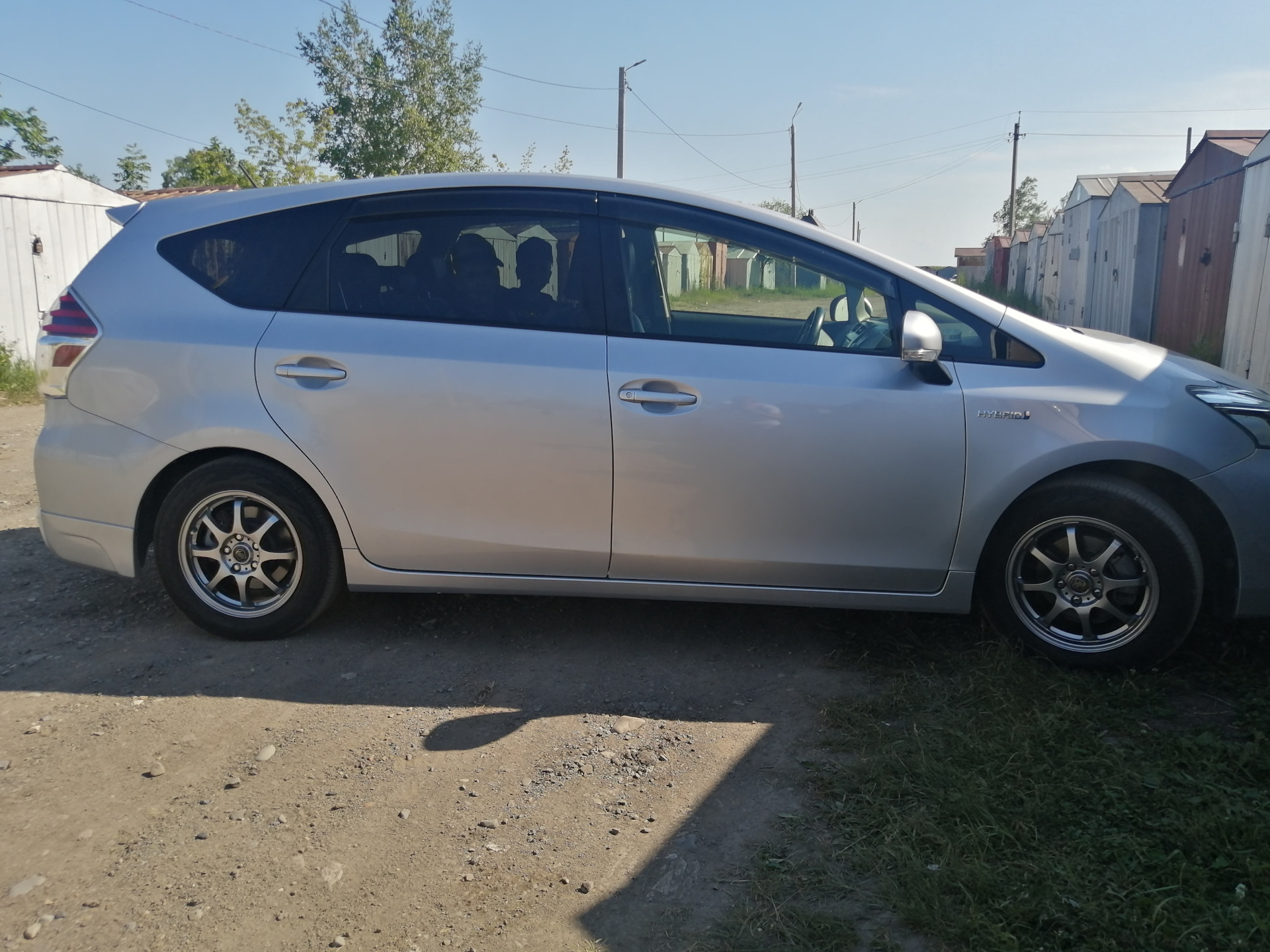 Быстрая покупка дисков R16 и летней резины — Toyota Prius Alpha, 1,8 л ...