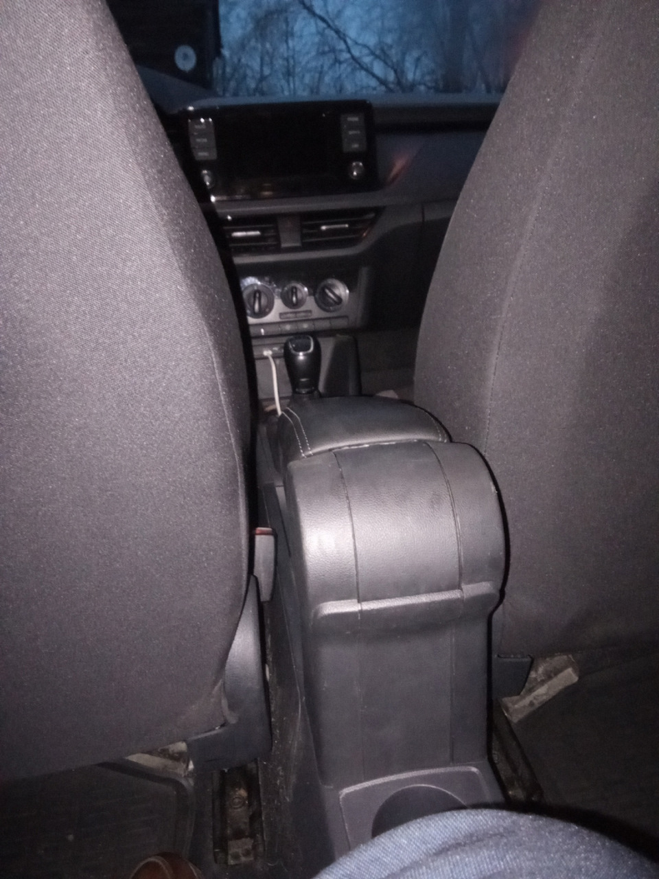 Установил камеру заднего вида, подлокотник. — Skoda Rapid (2G), 1,6 л ...