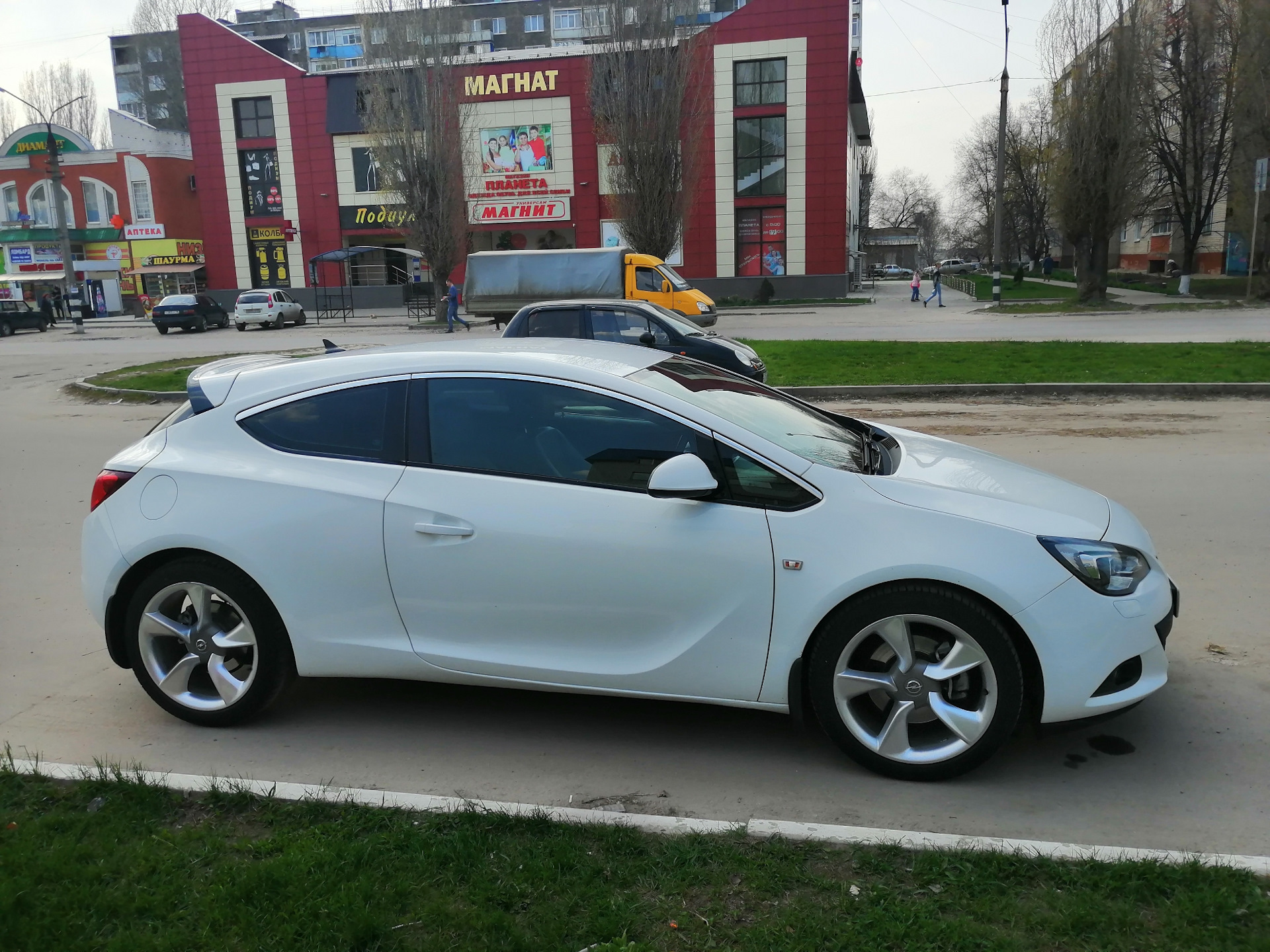 Просто фото — Opel Astra J GTC, 1,4 л, 2012 года | фотография | DRIVE2