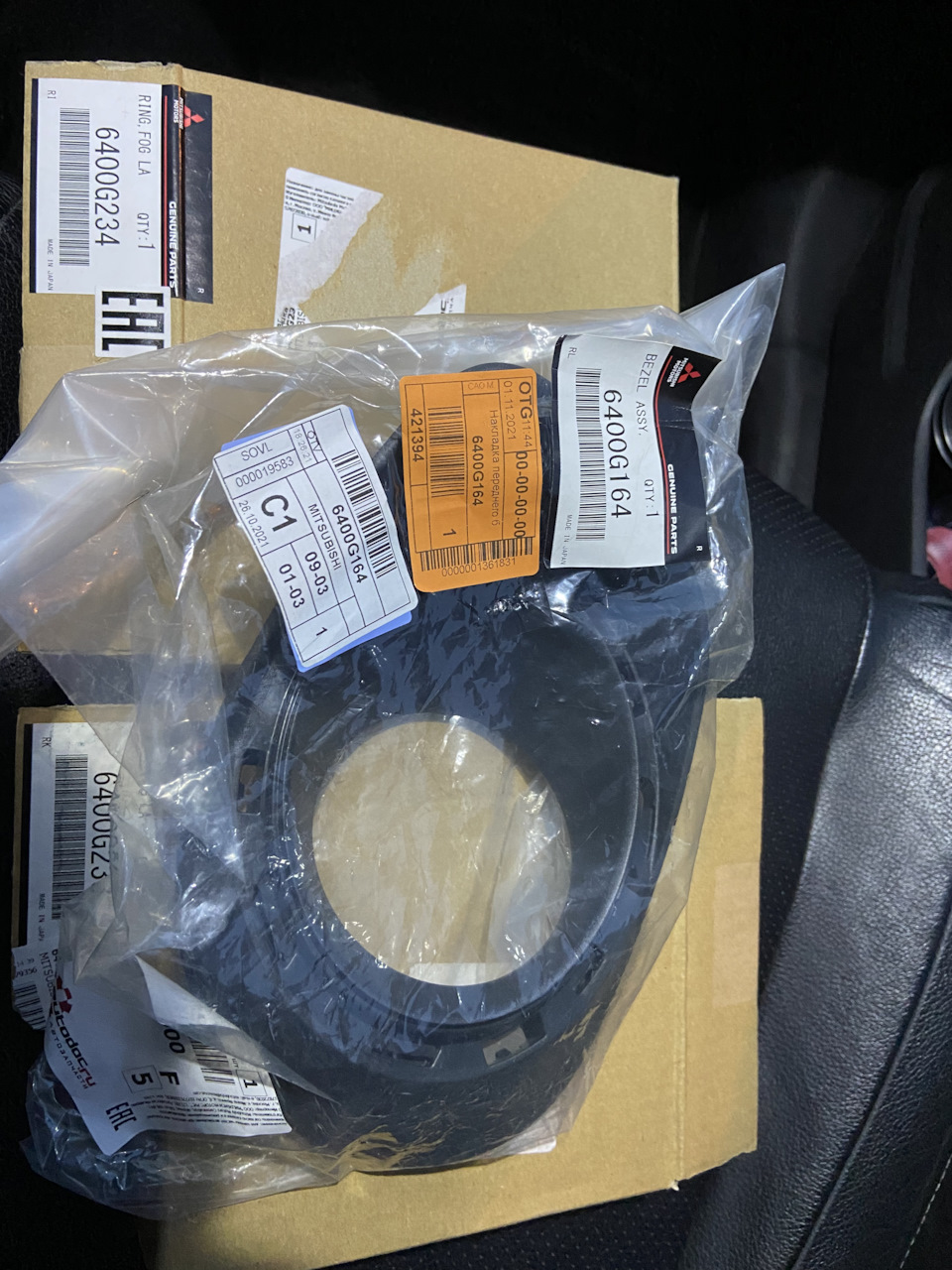 6400G164 Накладка переднего бампера правая Mitsubishi | Запчасти на DRIVE2