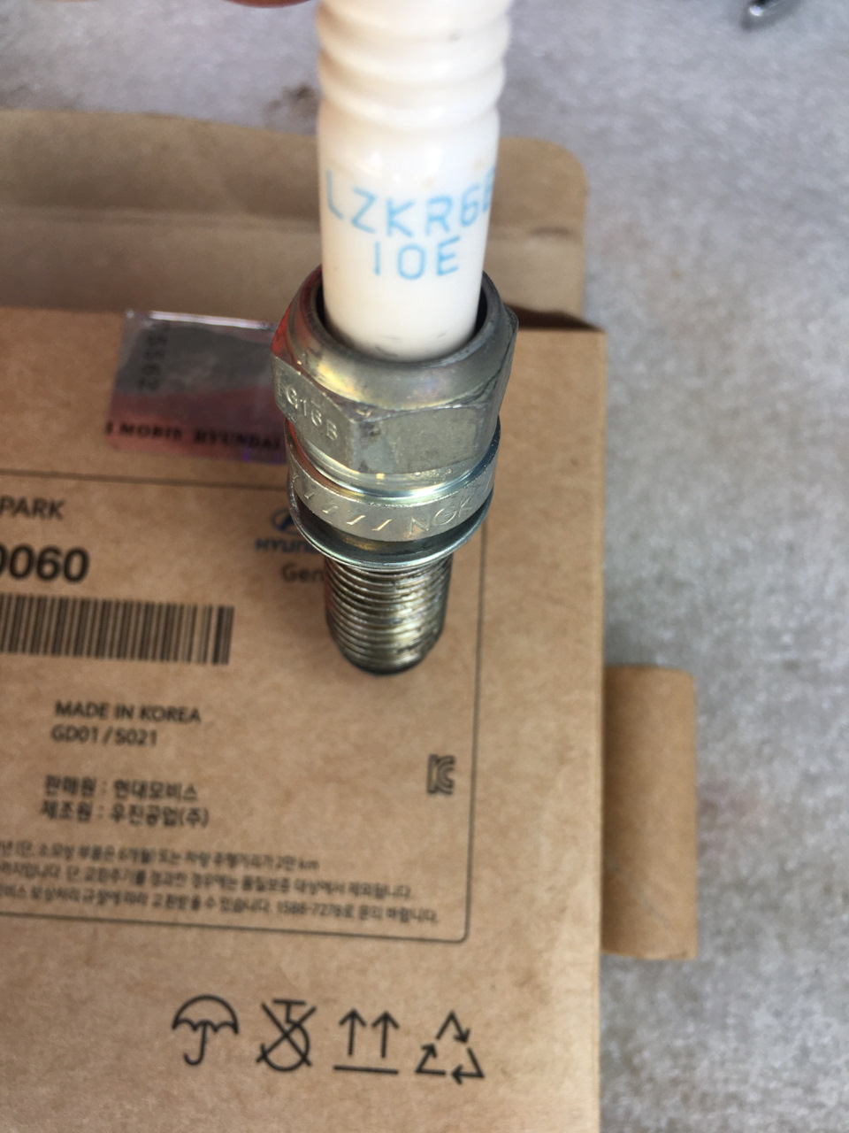 Разрушение свечи зажигания NGK LZKR6B 10E — KIA Ceed (1G), 1,6 л, 2010 ...