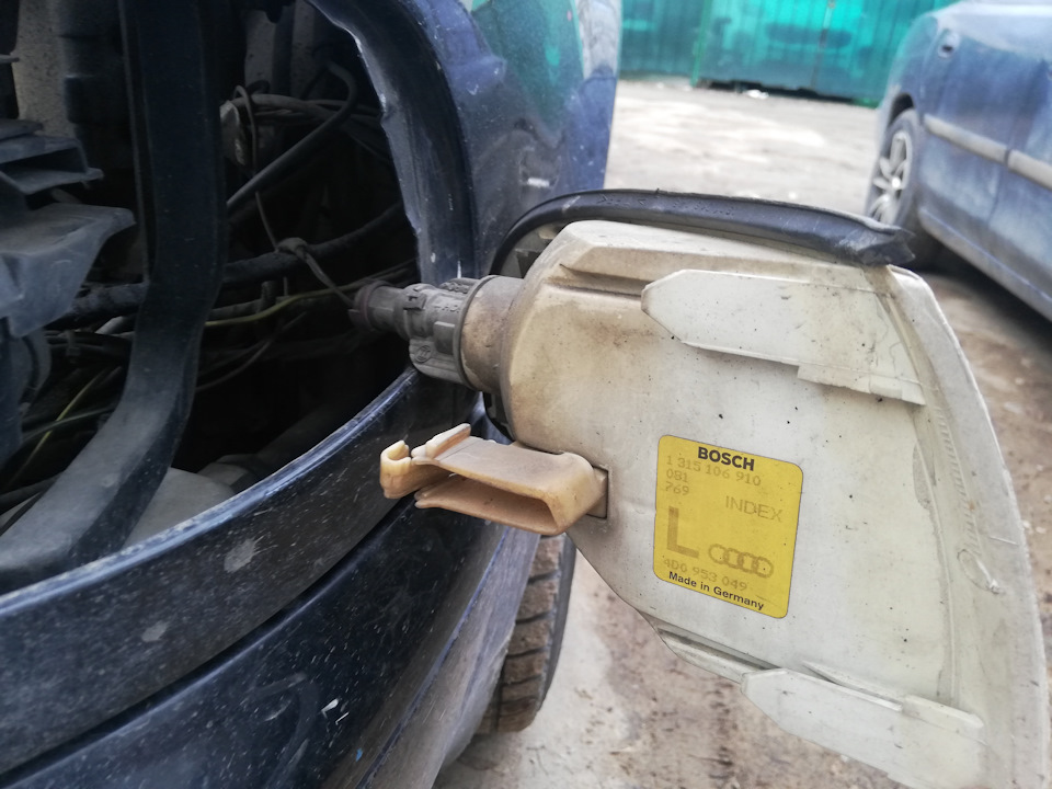 Замена поворотника A8 D2 — Audi A8 (D2), 3,7 л, 1998 года | своими ...