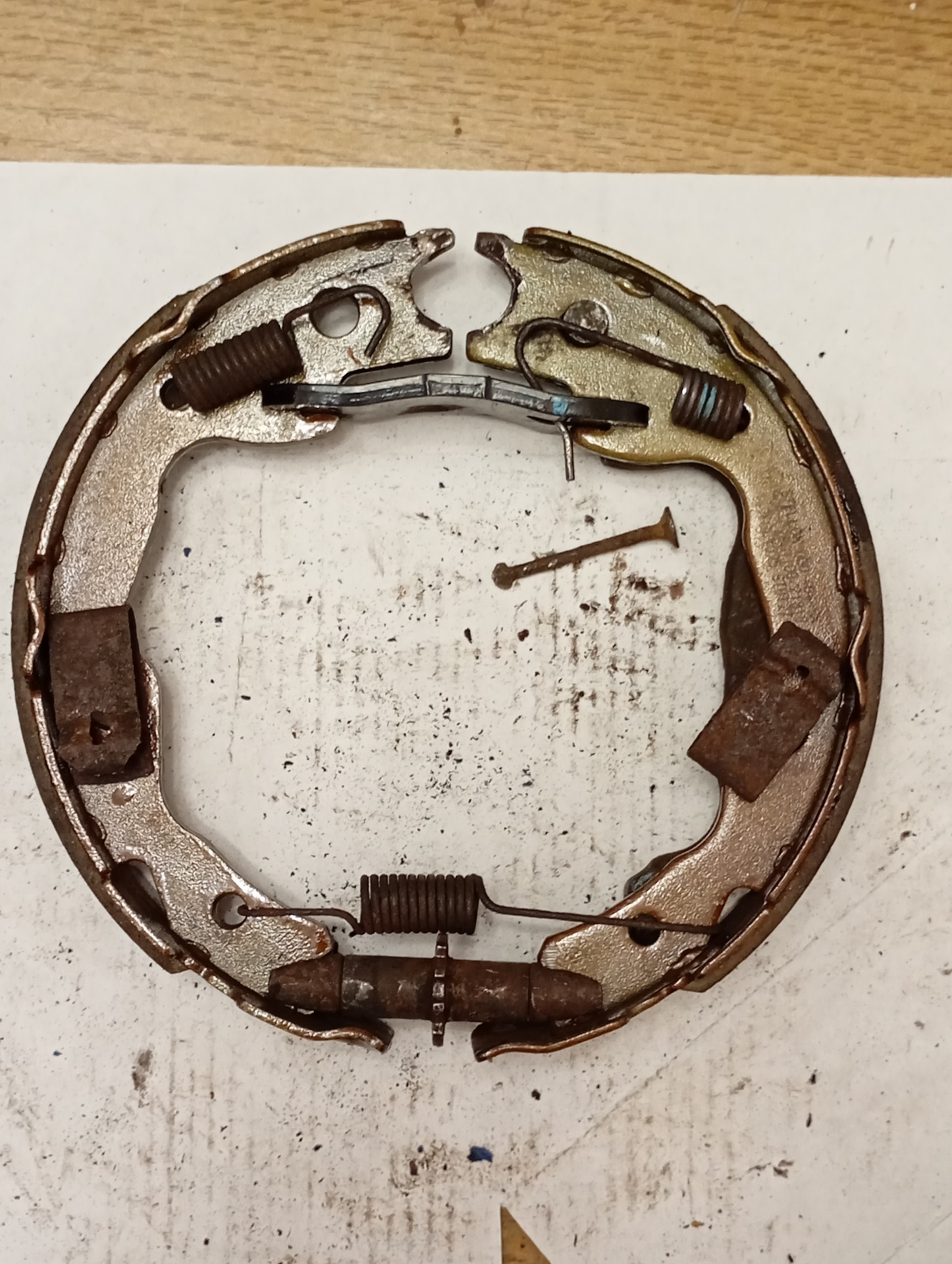 Вынужденная замена тормозных колодок стояночного тормоза. — Renault ...