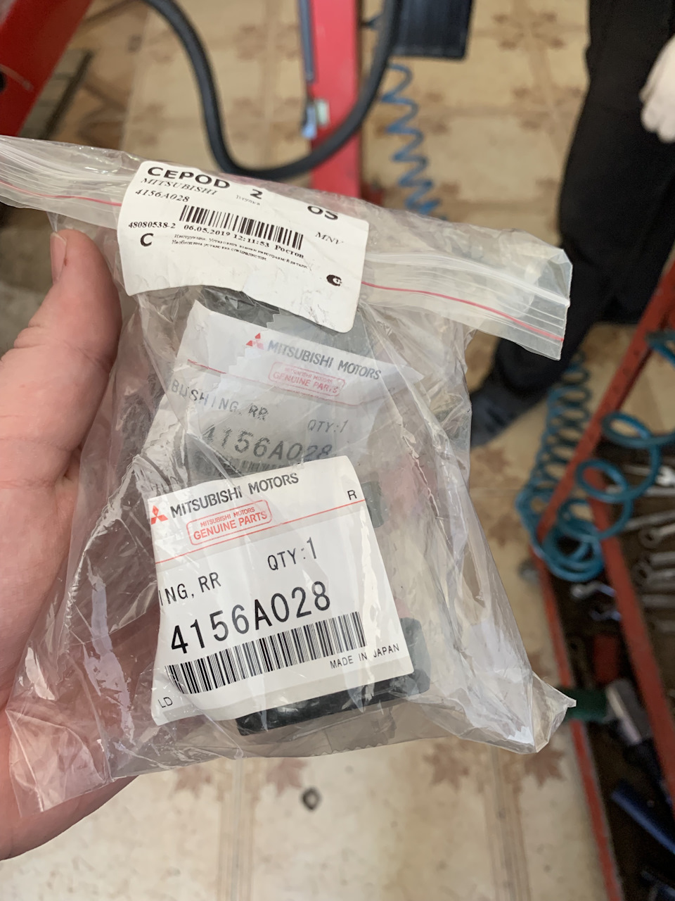 44. Замена втулок стабилизатора — Mitsubishi Outlander XL, 2,4 л, 2012 ...