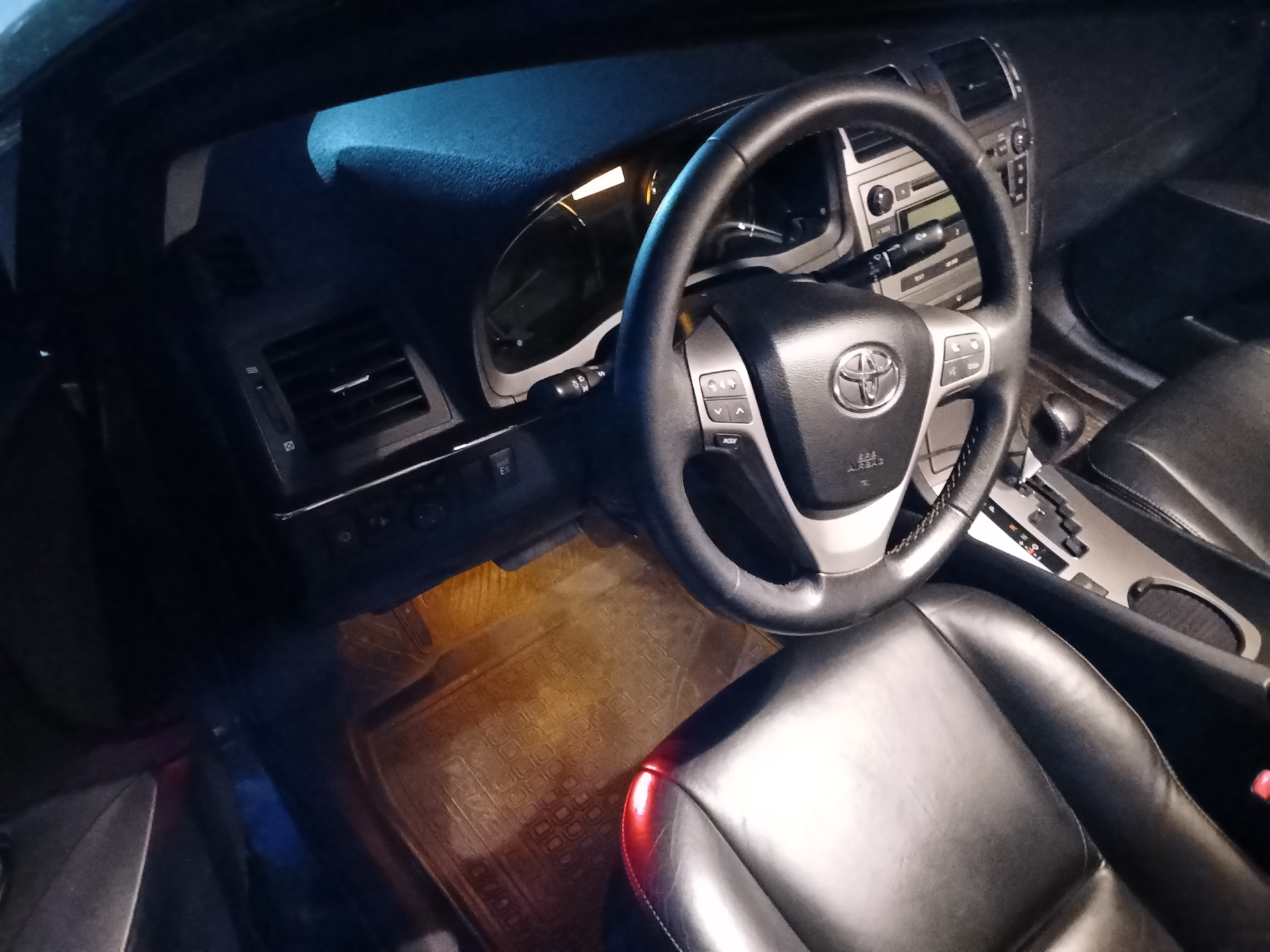 Подсветка ног — Toyota Avensis III, 1,8 л, 2011 года | стайлинг | DRIVE2