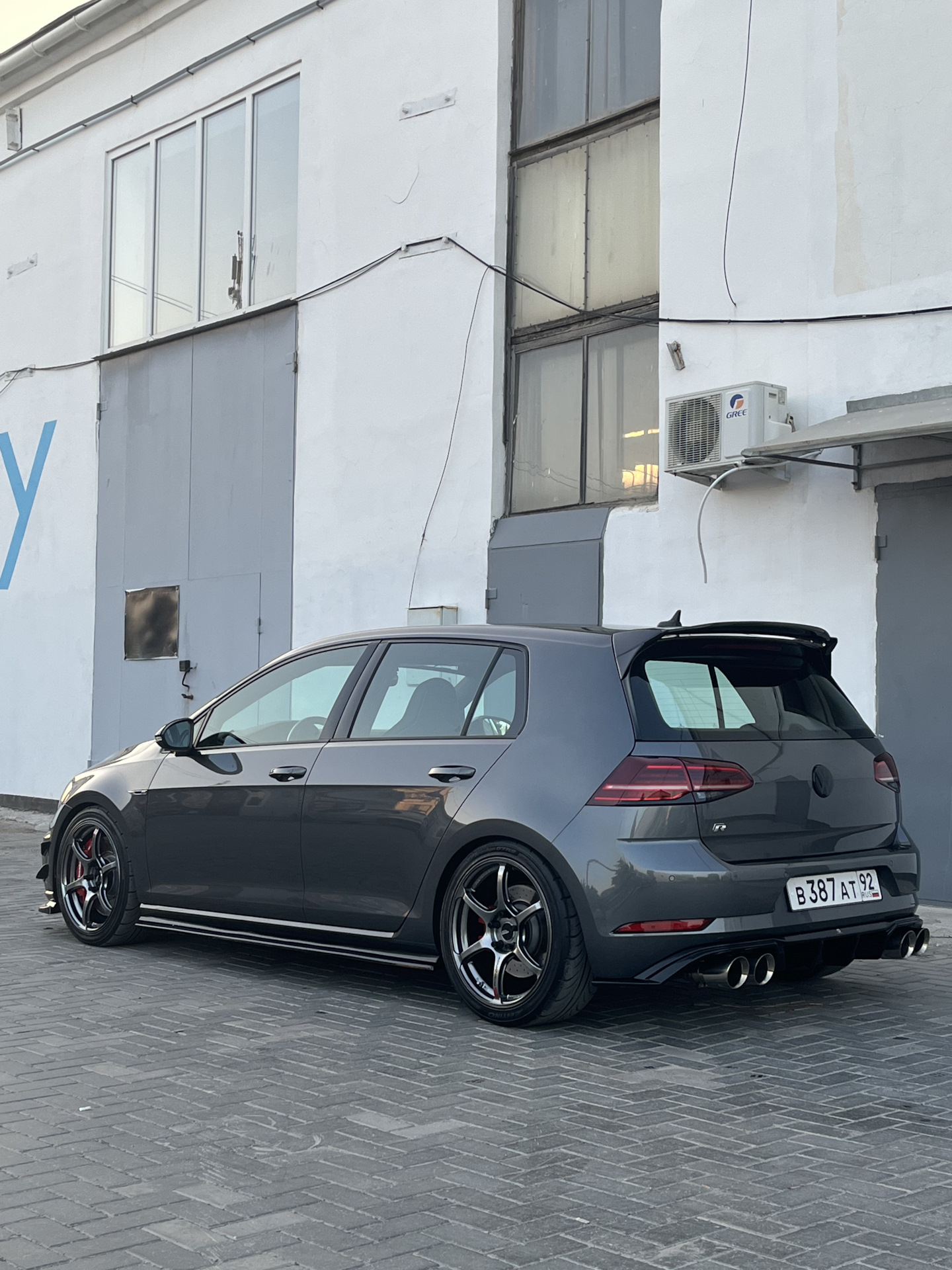 Полуковши Recaro + Спойлер Aspec — Volkswagen Golf R Mk7, 2 л, 2018 ...