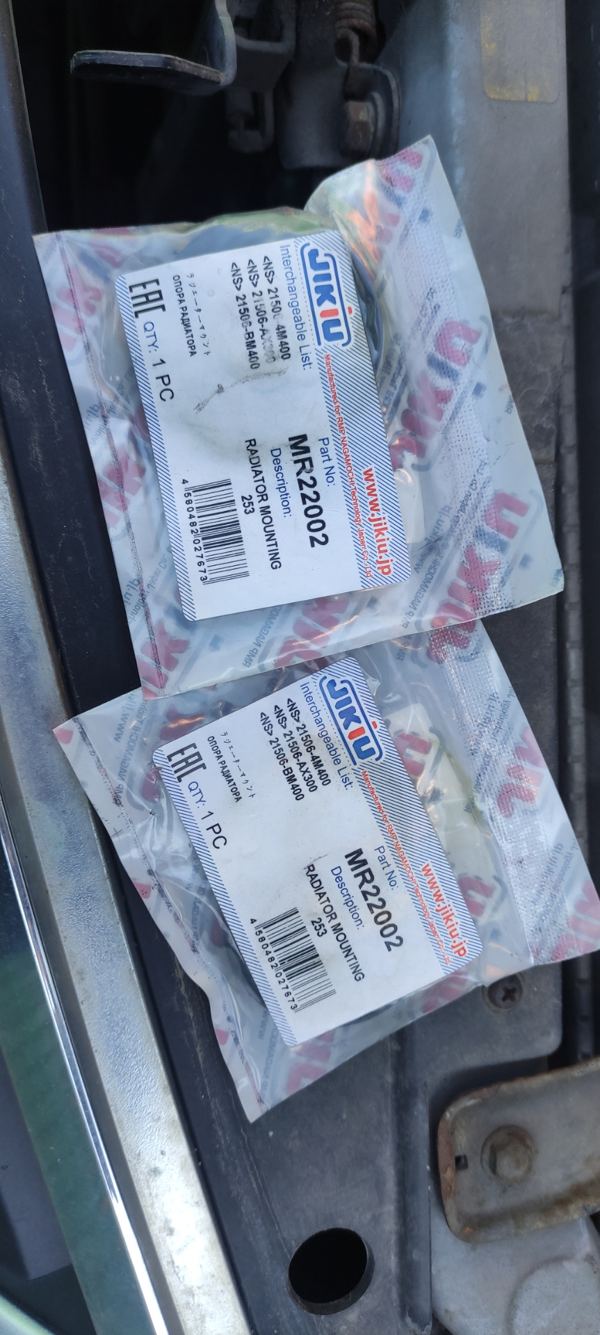 Дефлектора на окна и замена резинок верхних опор радиатора. — Nissan ...