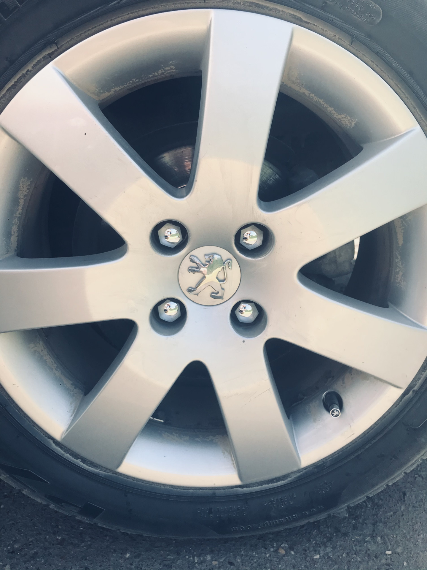 Декоративные колпачки на колесные болты — Peugeot 308 (1G), 1,6 л, 2009 ...