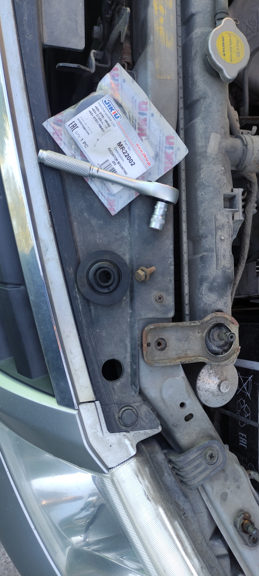 Дефлектора на окна и замена резинок верхних опор радиатора. — Nissan ...