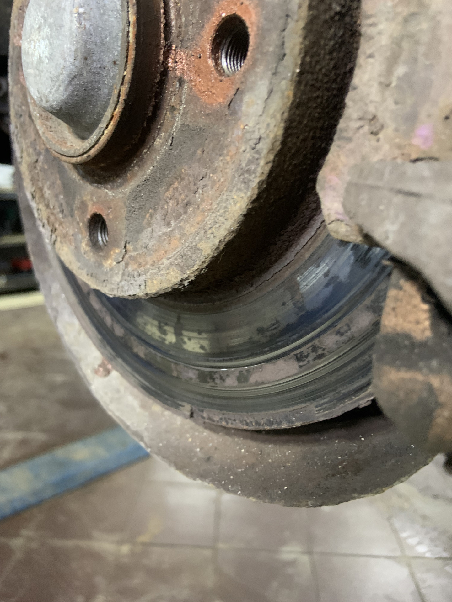 Колодки в круг и задние диски — Peugeot 308 (1G), 1,6 л, 2012 года ...