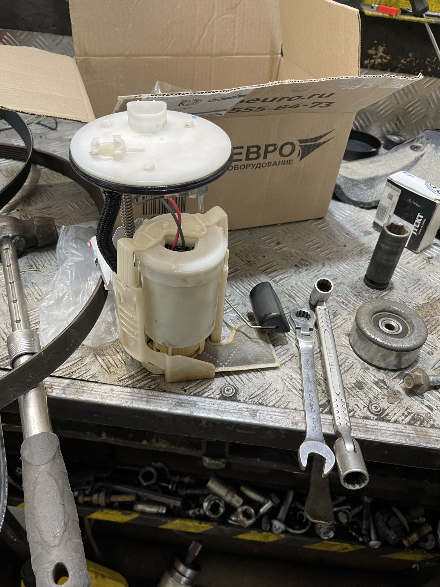 Замена топливного фильтра — Toyota Camry (XV50), 3,5 л, 2016 года ...