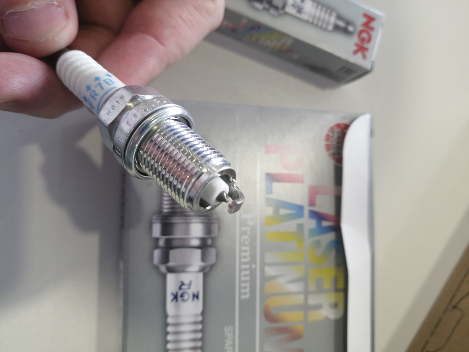 №14 Катушки зажигания R8 и свечи NGK 4853 — Volkswagen Passat CC, 2 л ...