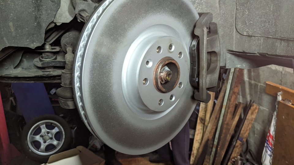 Заміна передніх гальм — Peugeot 308 SW (2G), 2 л, 2017 года | запчасти ...