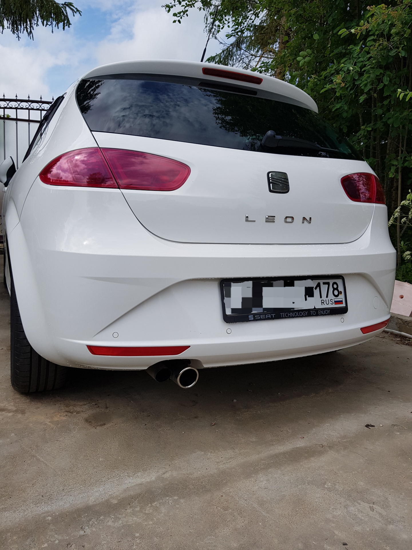 Докатились уже начали насадки с глушителя воровать — SEAT Leon (Mk II ...