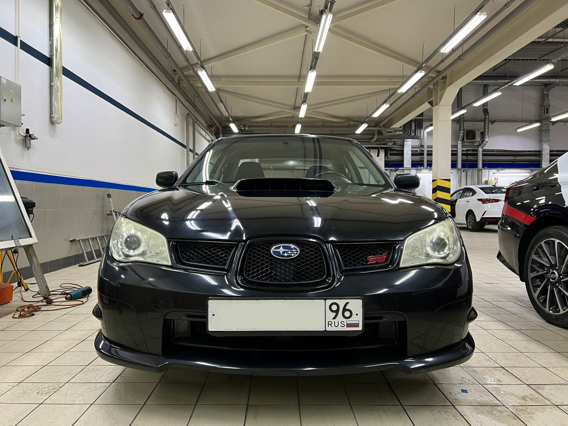 Наклейки на передний бампер STI) — Subaru Impreza WRX STI (GD), 2,5 л ...