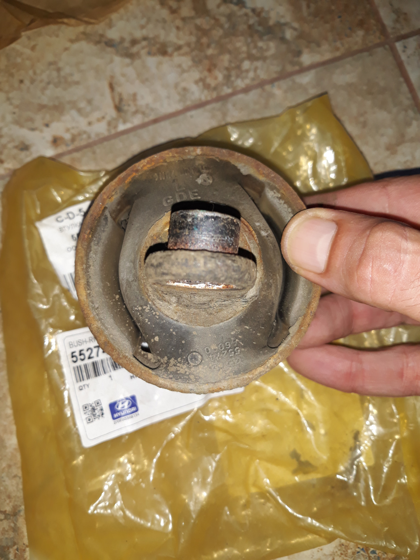 Замена сайлентблоков продольных рычагов — KIA Ceed SW (2G), 1,6 л, 2014 ...