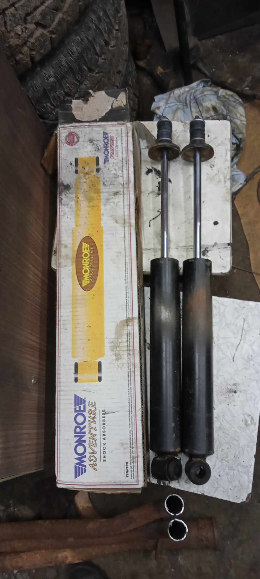 Продаю ручку на стойку от Mitsubishi MB702186, амортизаторы Monroe и ...