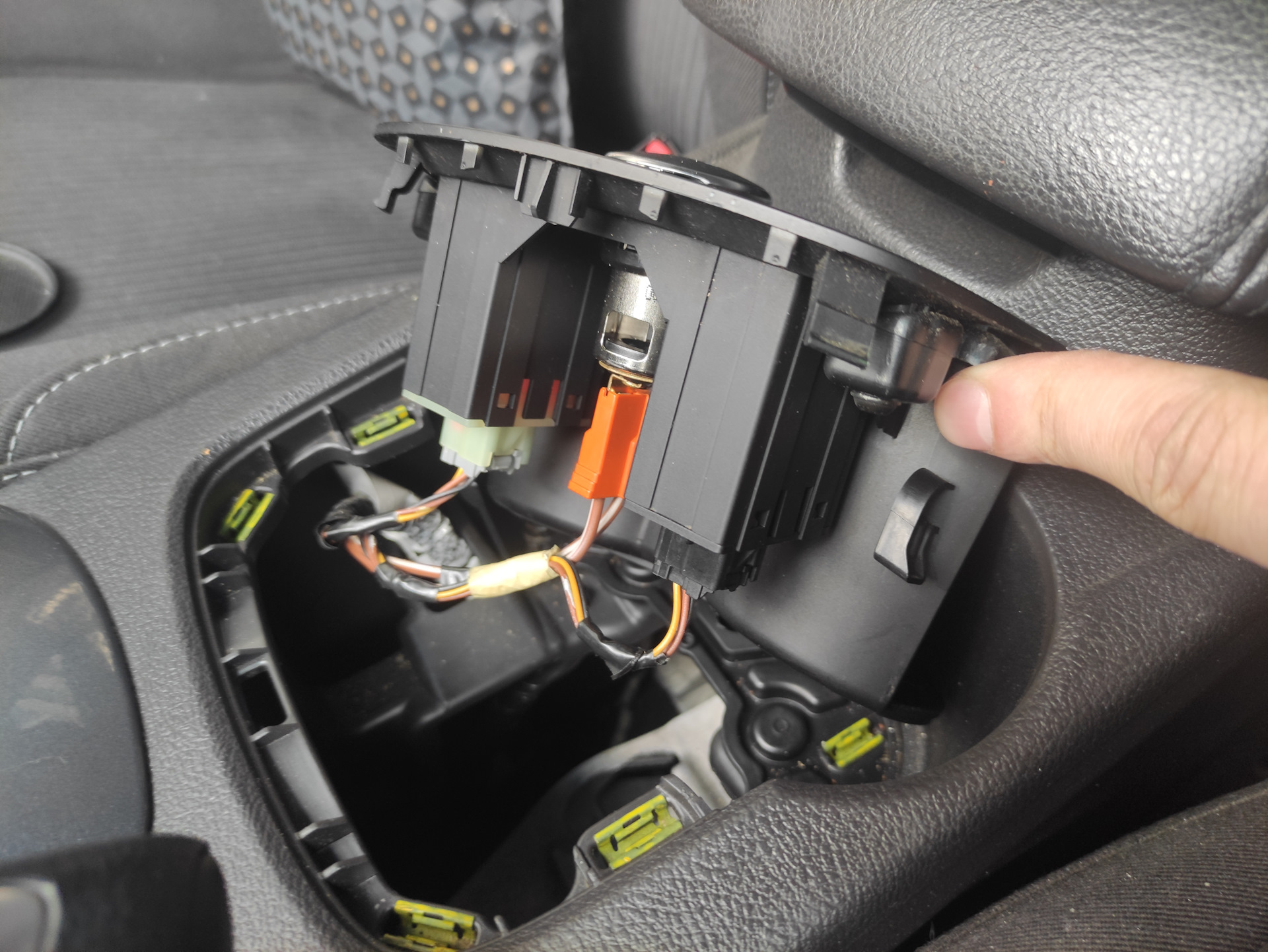 Сломалась крышка прикуривателя 1747187 — Ford Focus Hatchback III, 1,6 ...