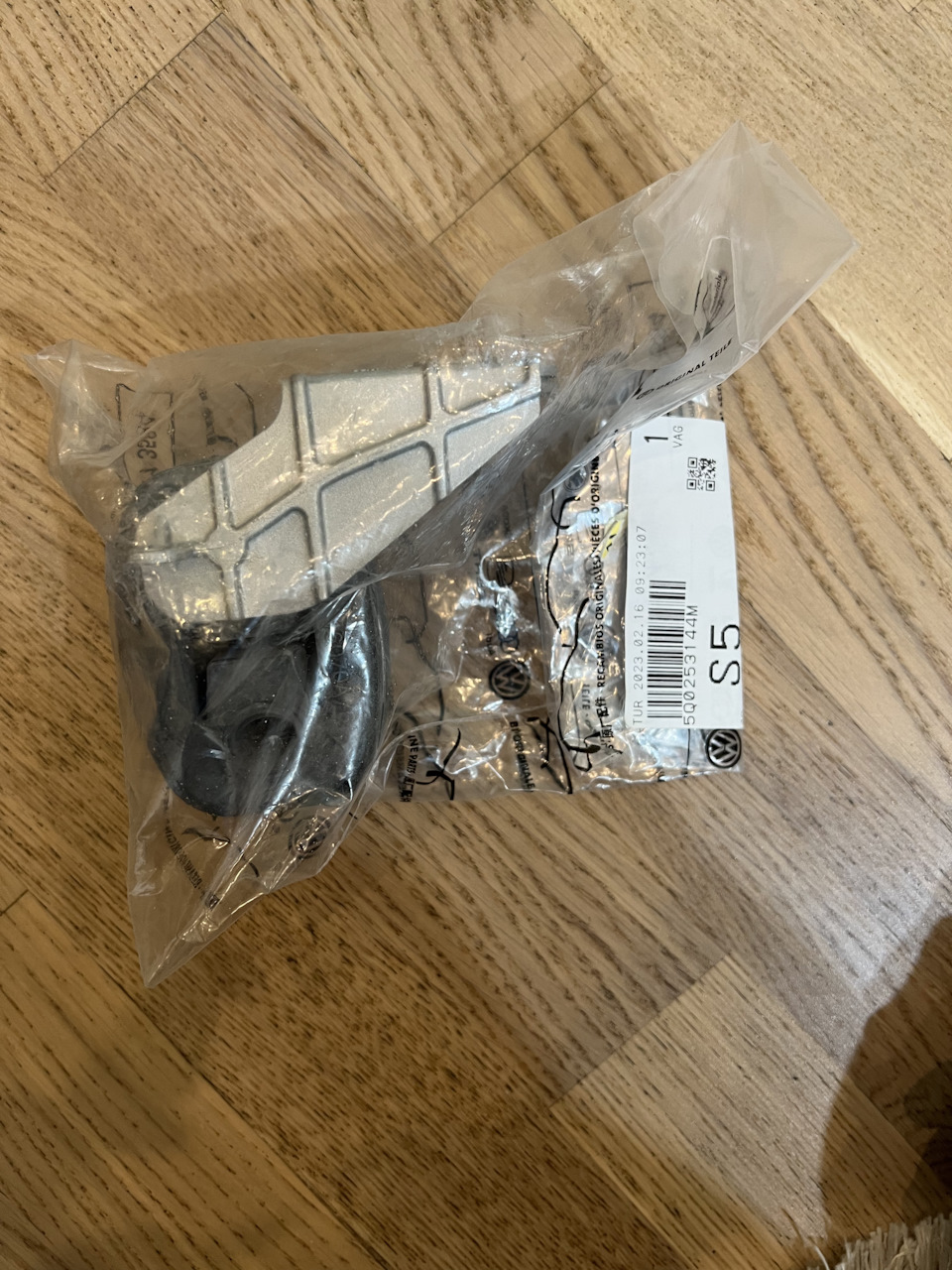 5Q0253144M Кронштейн системы выпуска ог VAG | Запчасти на DRIVE2