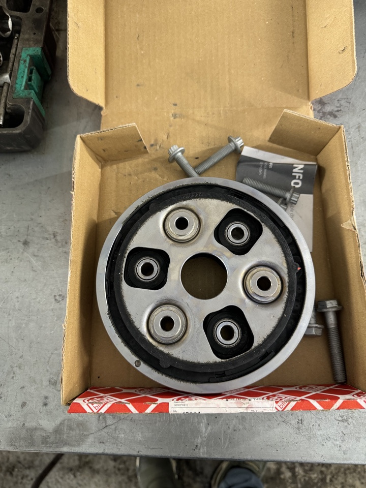 Замена эластичной муфты кардана — Volkswagen Tiguan (1G), 2 л, 2014 ...